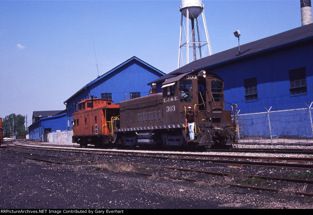 EJE SW1200 #303 with EJE Caboose #522
